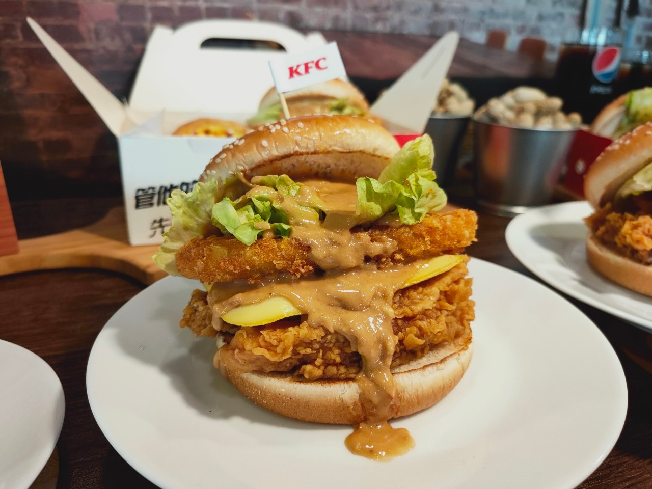 肯德基「花生培根堡」強勢回歸！早餐蛋堡、可可拿鐵相繼推出，春天好事持續「花生」 | 肯德基、花生、花生培根咔啦雞腿堡、花生熔岩咔啦雞腿堡、花生 ...